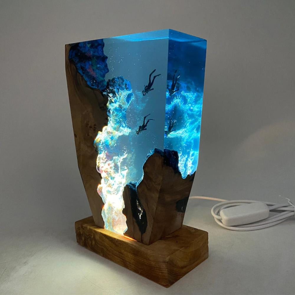 Marideep Deep Sea Diver Table Lamp – Resin & Wood Ambient Light – Oraliu